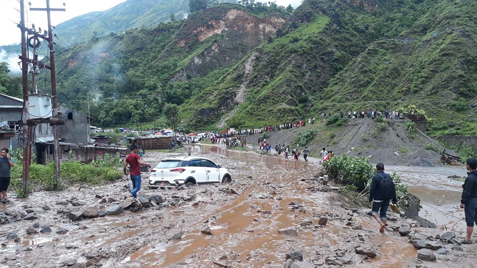 बिपी राजमार्गमा गाडी गुडाउनै मुस्किल (भिडियो सहित) « Ramechhap News